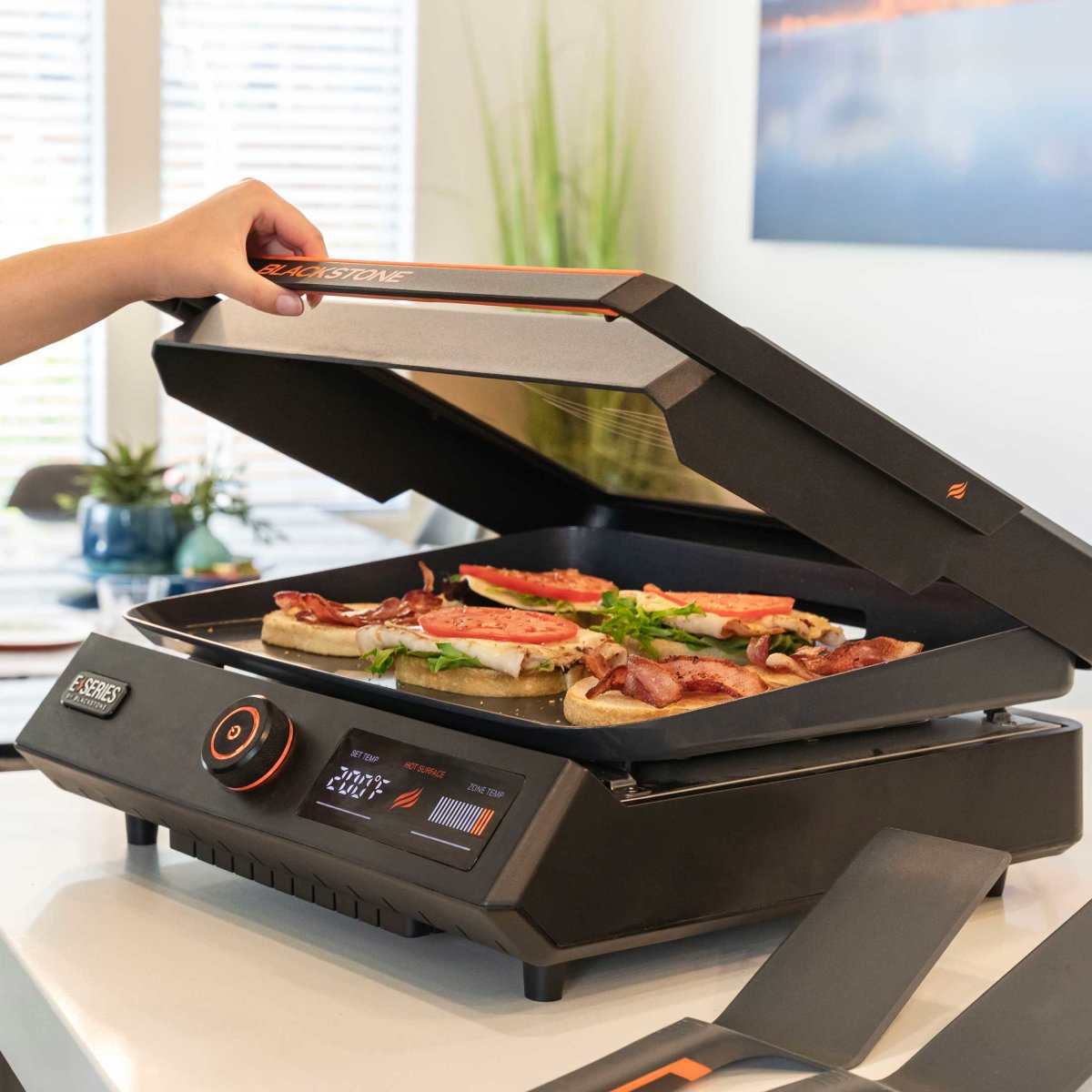 Blackstone 17" Elektro Griddle Tischgrill mit Deckel, 299,00